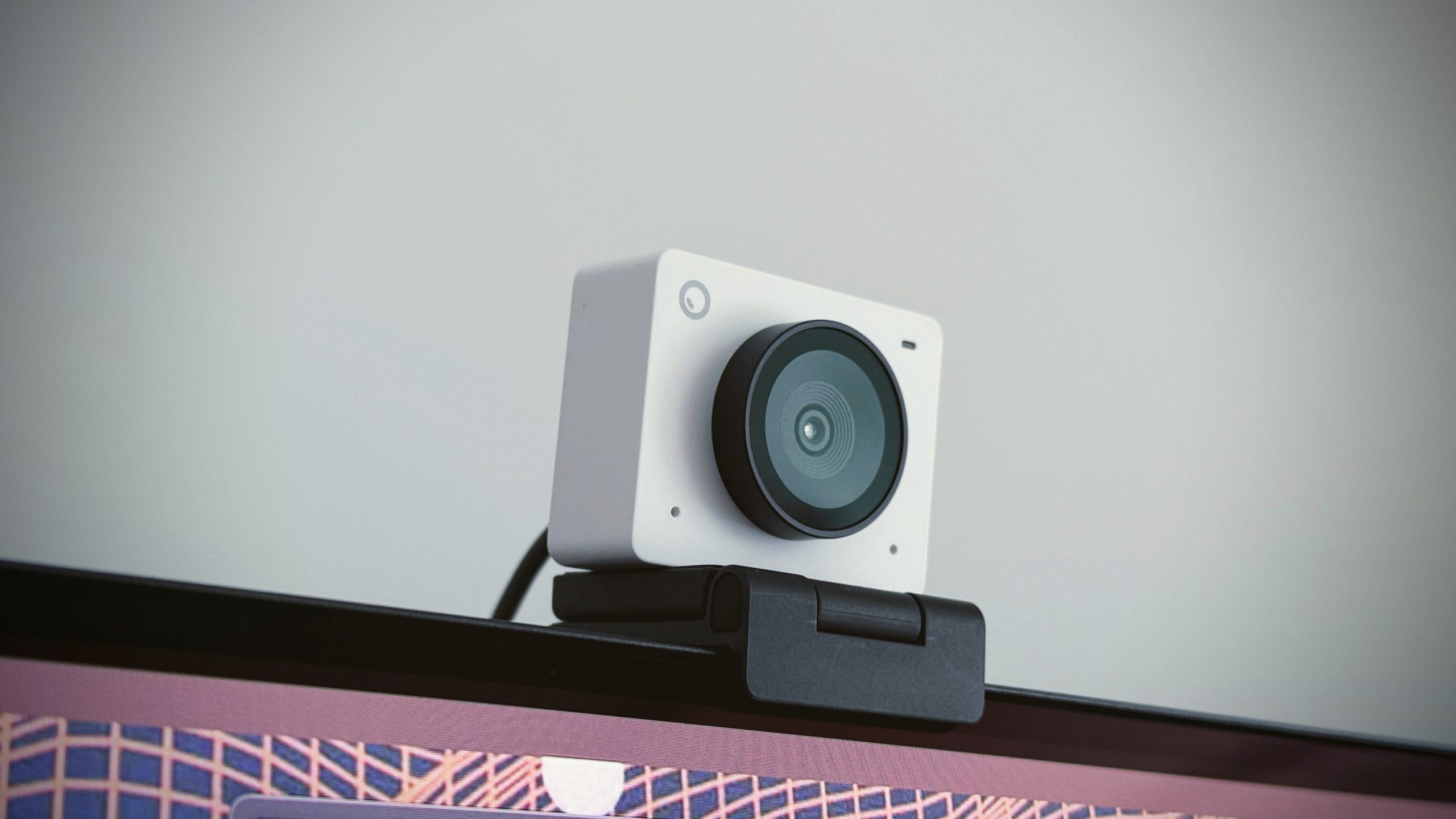 OBSBOT Meet SE 评论：Tiny Mighty - Mzdya.com